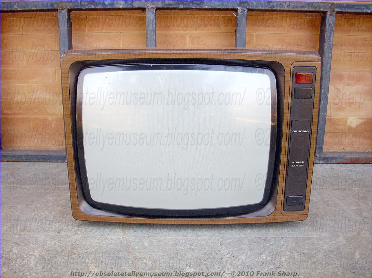 Obsolete Technology Tellye !: GRUNDIG SUPER COLOR 4644 SERIE 30F20 YEAR ...