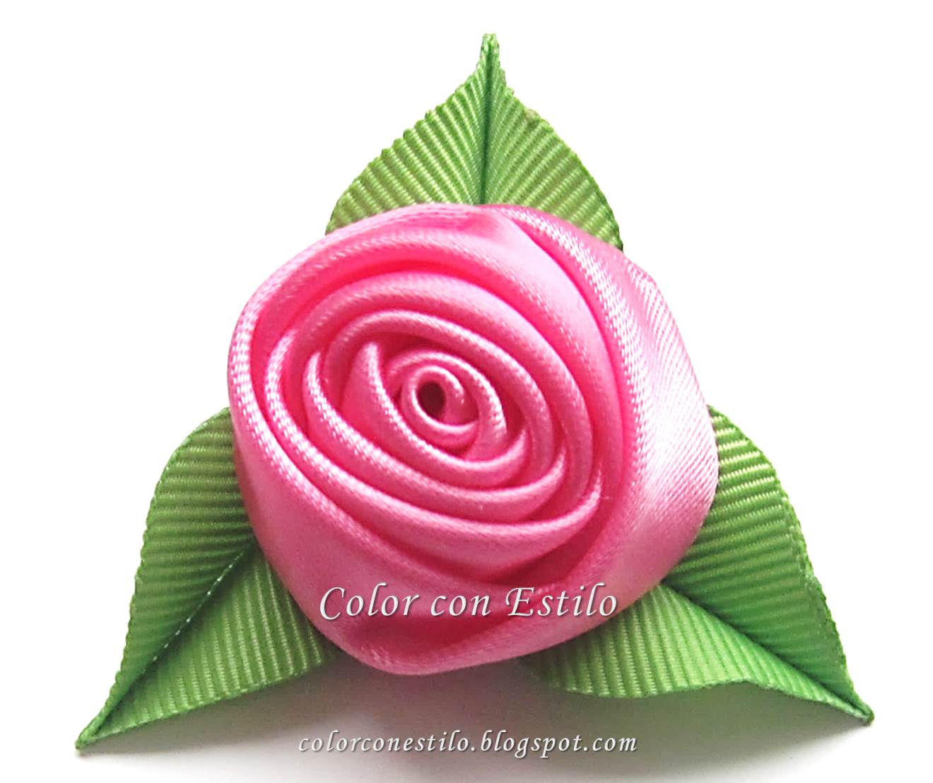 Botón de rosa. Rosas con cintas de color rosado, fucsia y coral