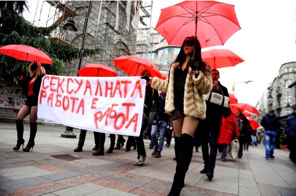 ΒΓΗΚΑΝ ΣΤΟ ΔΡΟΜΟ ΟΙ Π@ΥΤΑΝΕΣ ΣΤΑ ΣΚΟΠΙΑ ΑΛΛΑ ΟΧΙ ΟΛΕΣ... ΜΟΝΟ ΟΣΕΣ ...