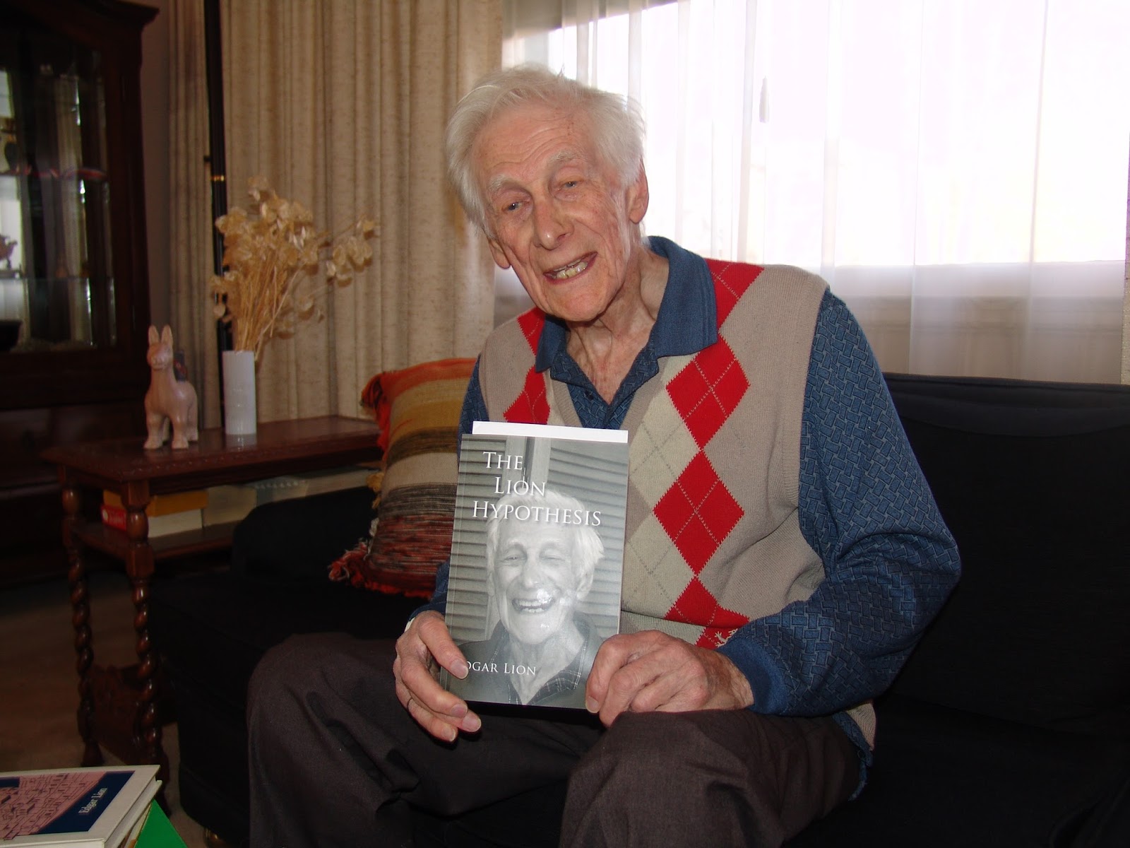 Montreal Reporter: 96-year-old Lion publishes book despite failing eyesight