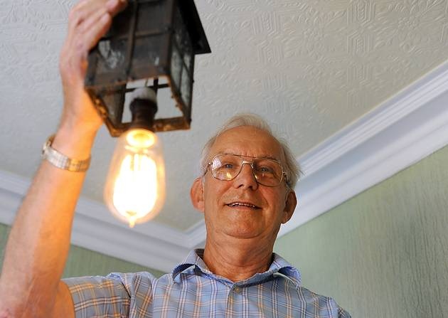 Nag on the Lake: 100 Year Old Lightbulb Still Functions