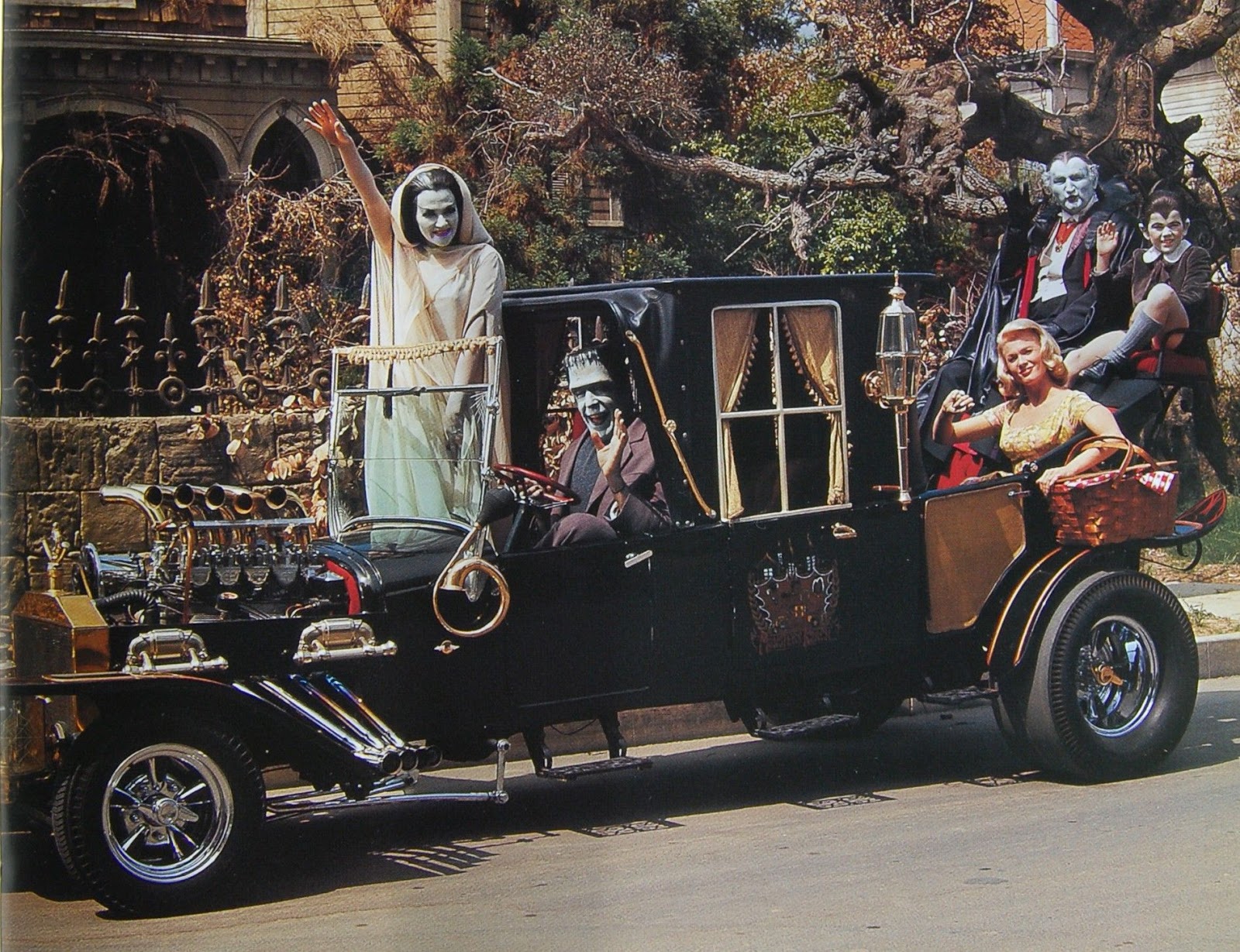 1313 Mockingbird Lane: 38 Amazing Vintage Photos From "The Munsters" TV ...