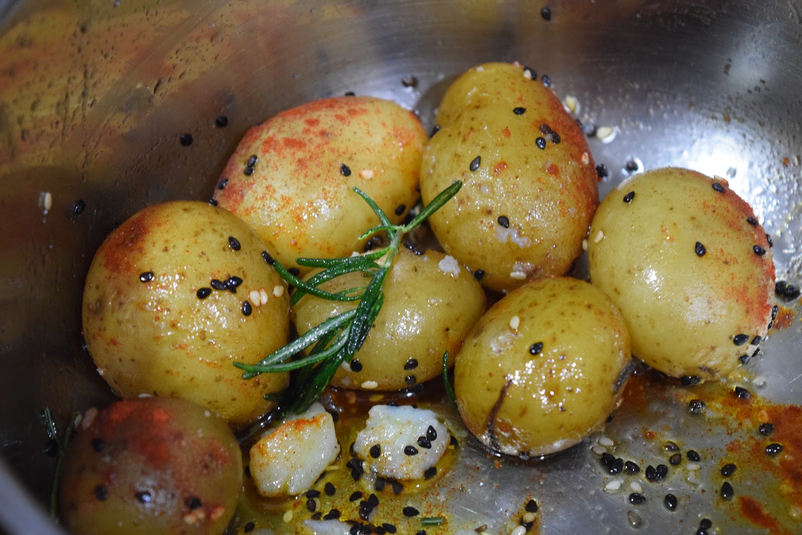 Papas al romero con ajonjolí.