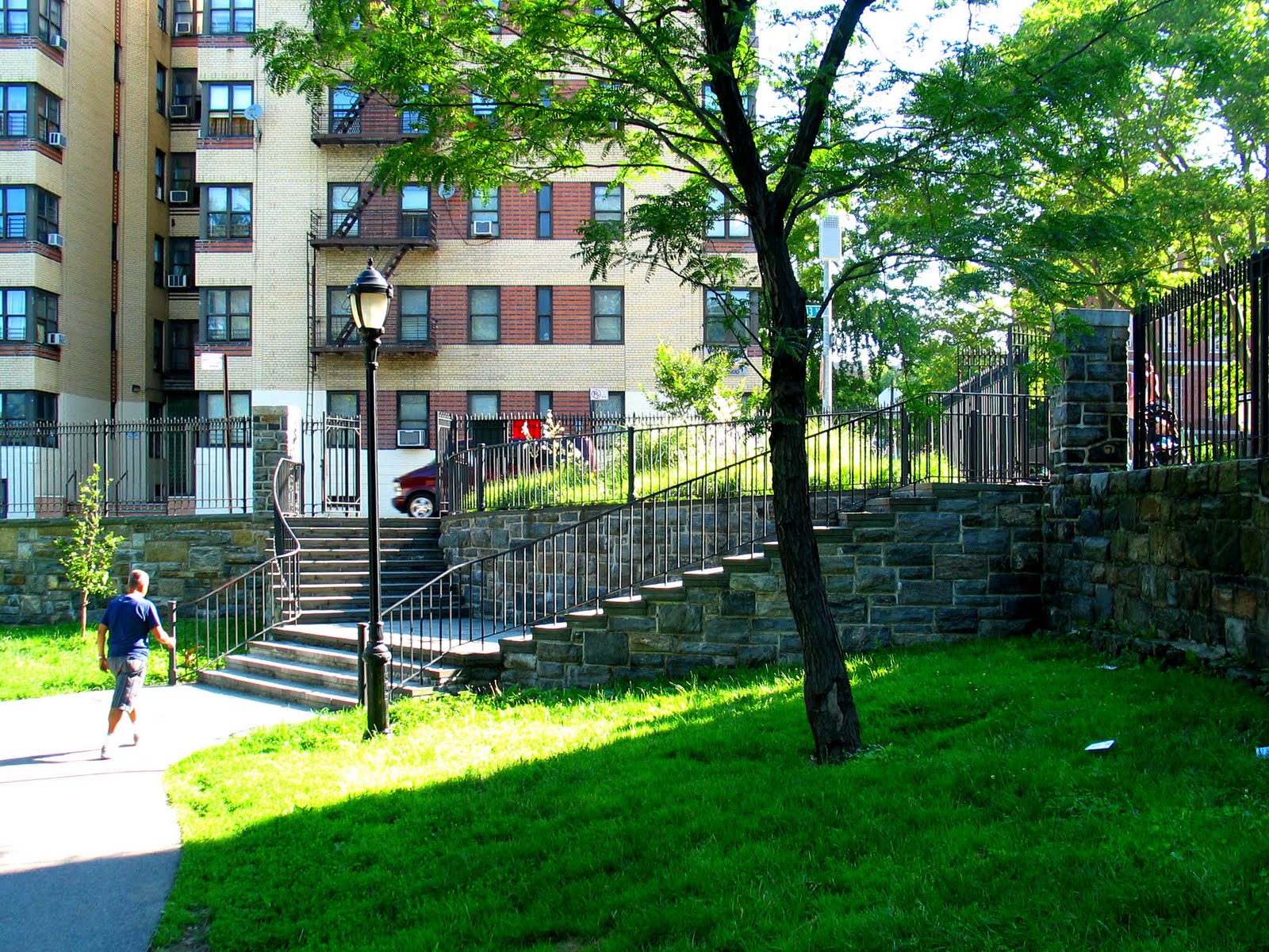 Parks in New York City: Der eingetiefte St.James Park in der Bronx