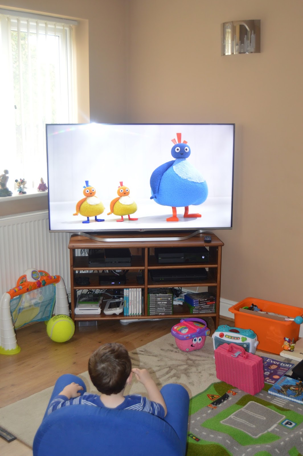 Playdays and Runways: Twirlywoos - There's Somebody At The Door DVD Review