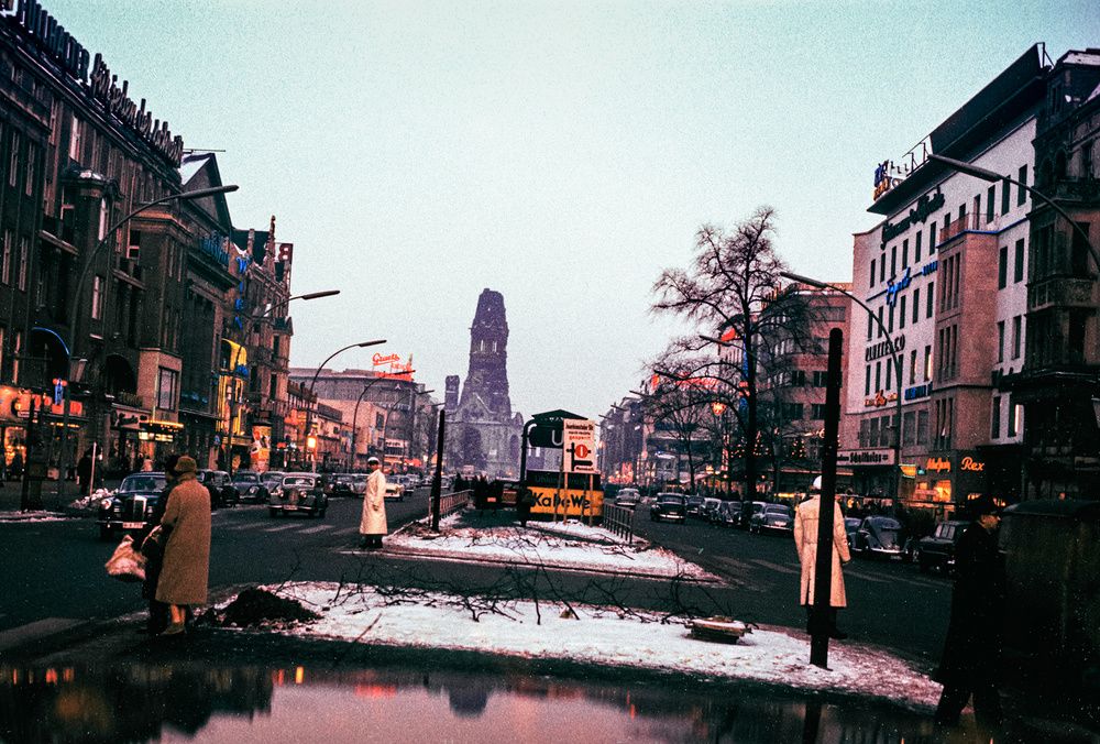 27 Amazing Color Snapshots Capture Street Scenes of Berlin in the Mid ...
