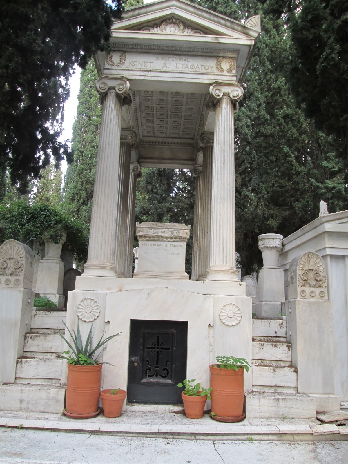 Athens First Cemetery in English: Ancient Greece in the Cemetery