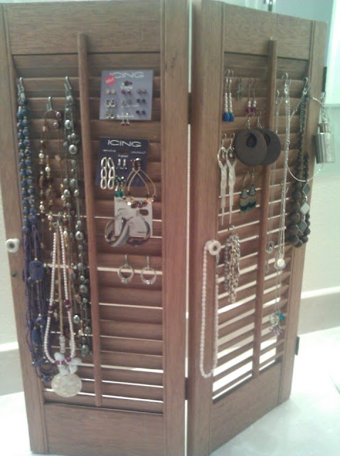 VinamelDesigns: Shutter Jewelry Holder