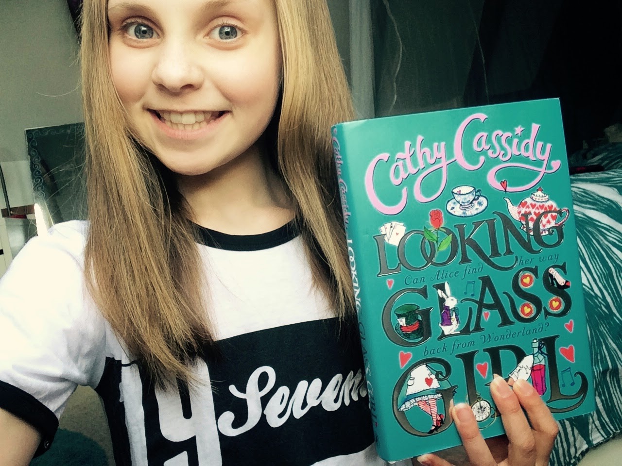 Cathy Cassidy: Dreamcatcher : LOVING LOOKING GLASS GIRL...