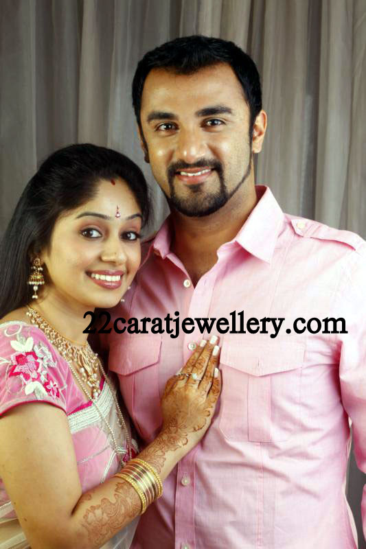 Vishal Wife in Gold and Uncut Diamond Necklace Sets - Jewellery Designs