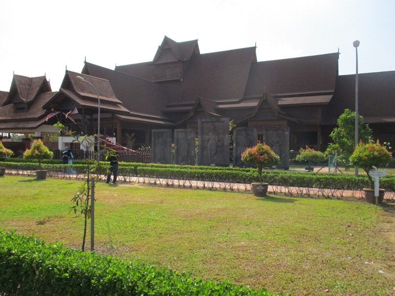 SENI LAMA MELAYU (MALAY OLDEN ART): Rumah (House of) Hang Lekiu