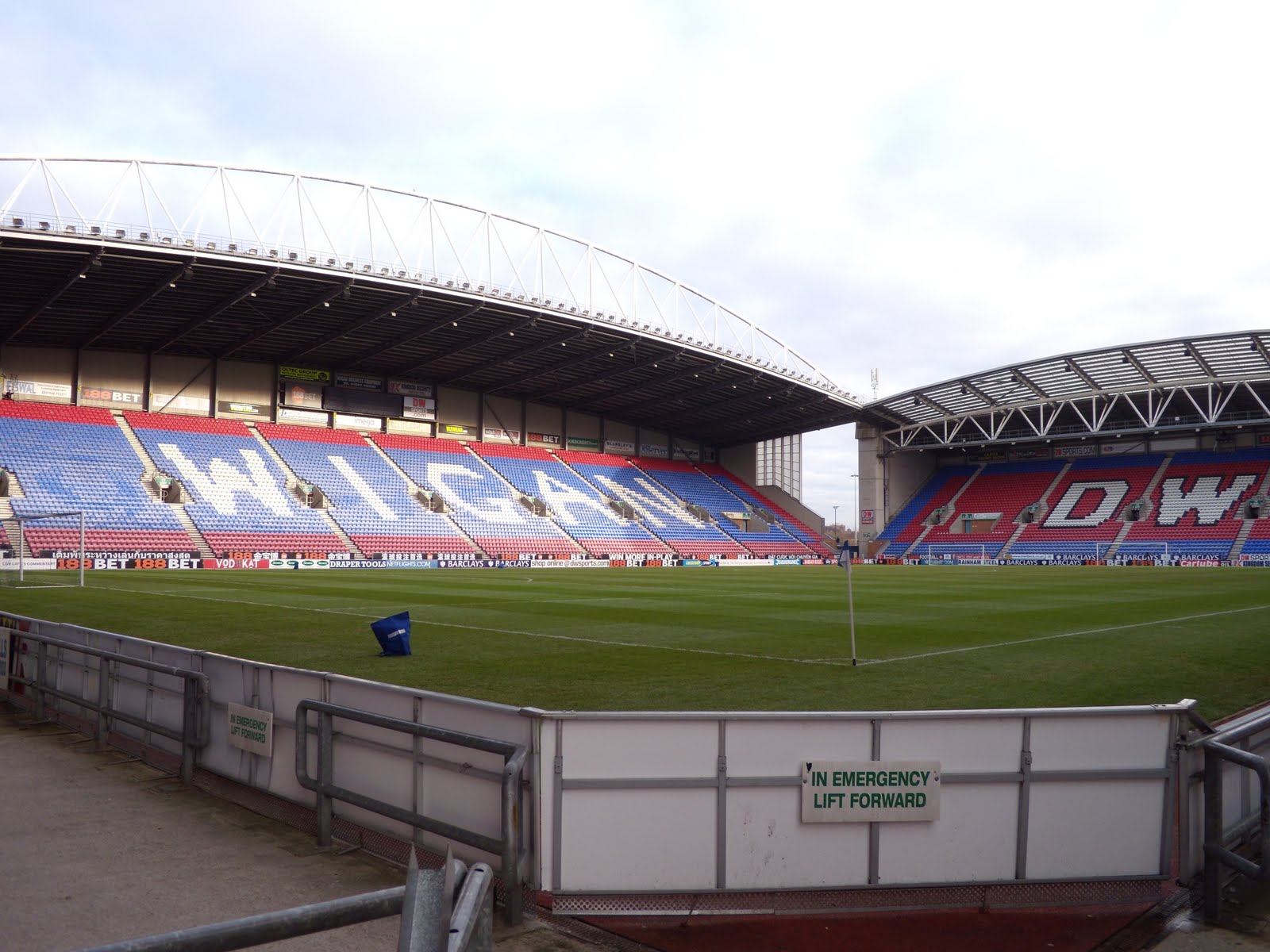 stadien: Wigan DW Stadium (Wigan-Newcastle) 2.1.2011
