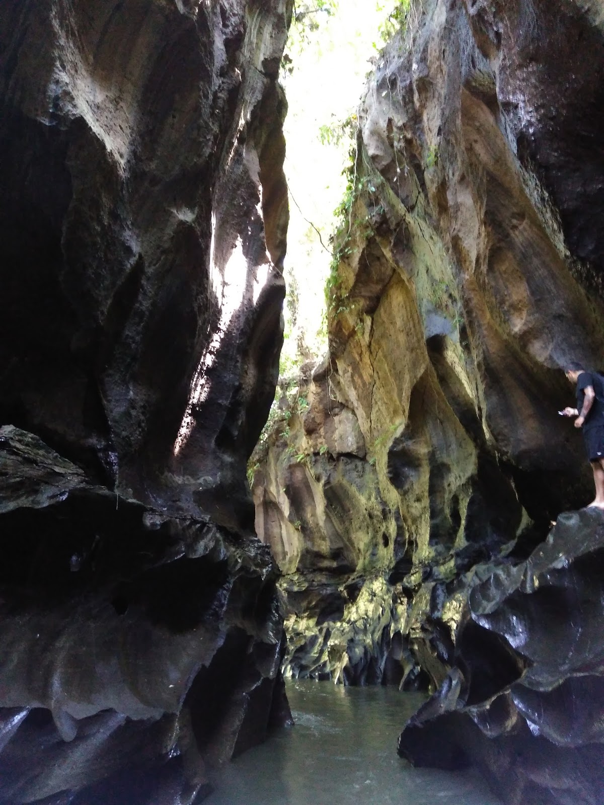 MENELUSURI LEKUK-LEKUK NAN INDAH DI LEMBAH HIDDEN CANYON, GUWANG, BALI.