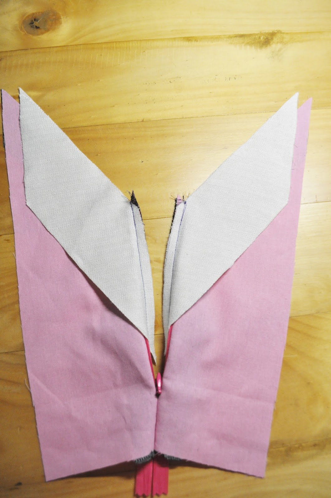 Bloom's Endless Summer: Tutorial: invisible zipper in a V-back dress