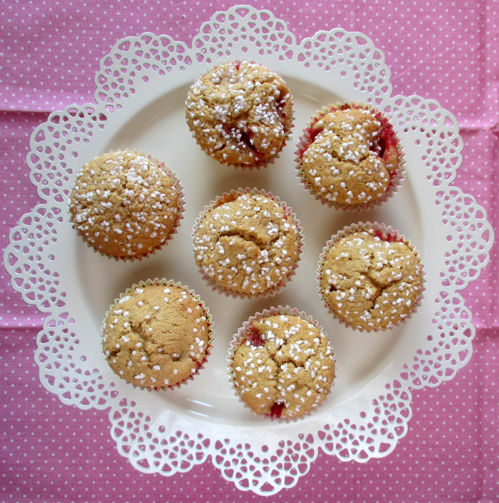 Me And My Sweets: Vanilla Muffins with Fresh Strawberries