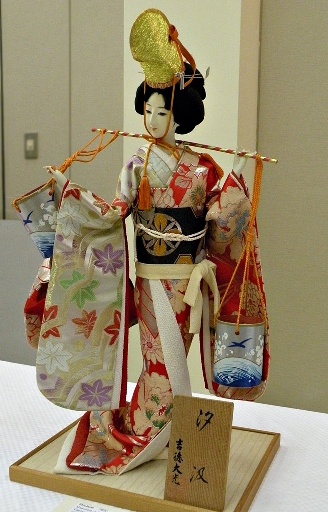 Local style: Beautiful Japanese dolls in traditional dresses