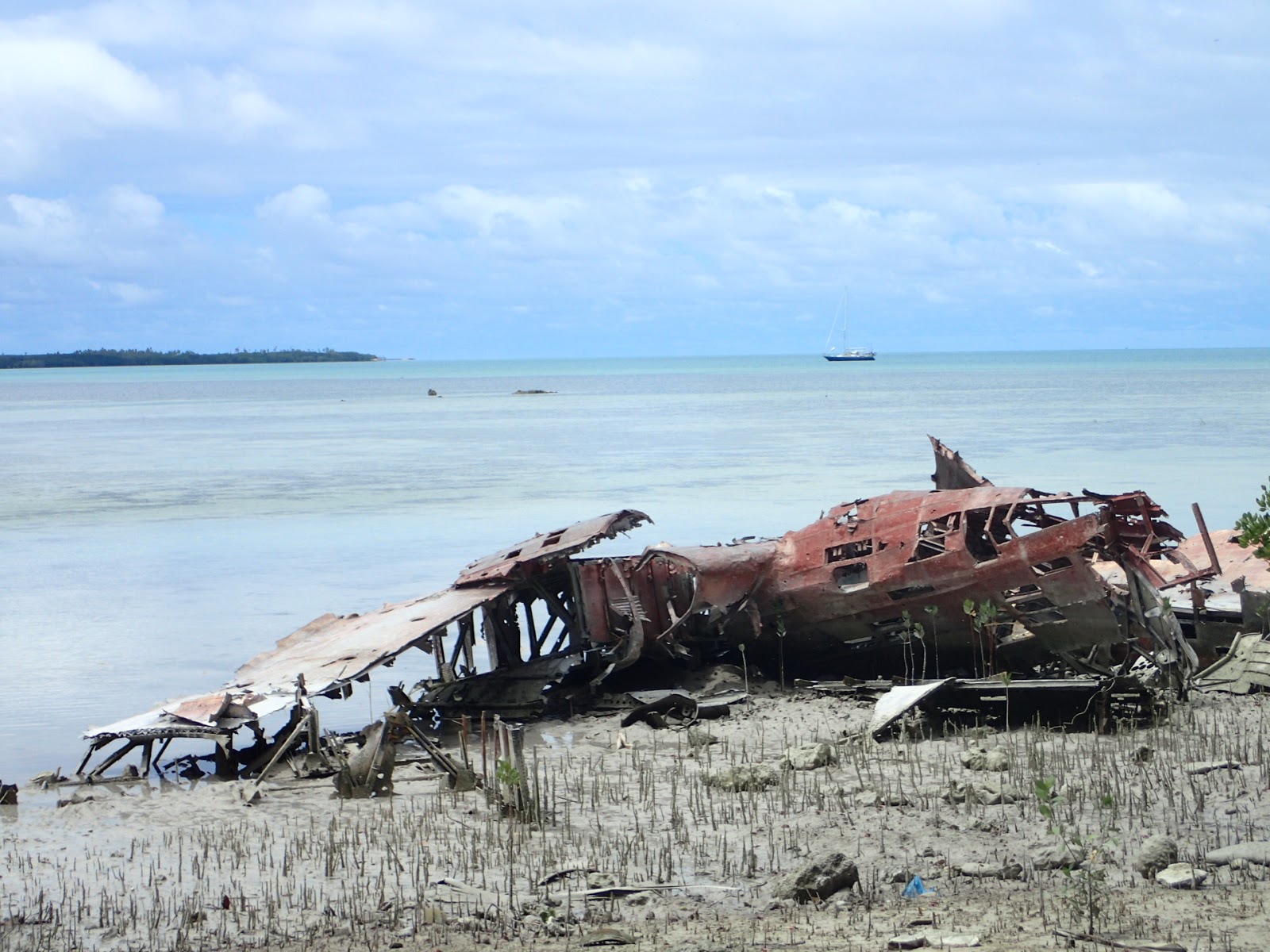 SV FLUENTA : Butaritari in Pictures - Thatch, WWII Relics and Kids.