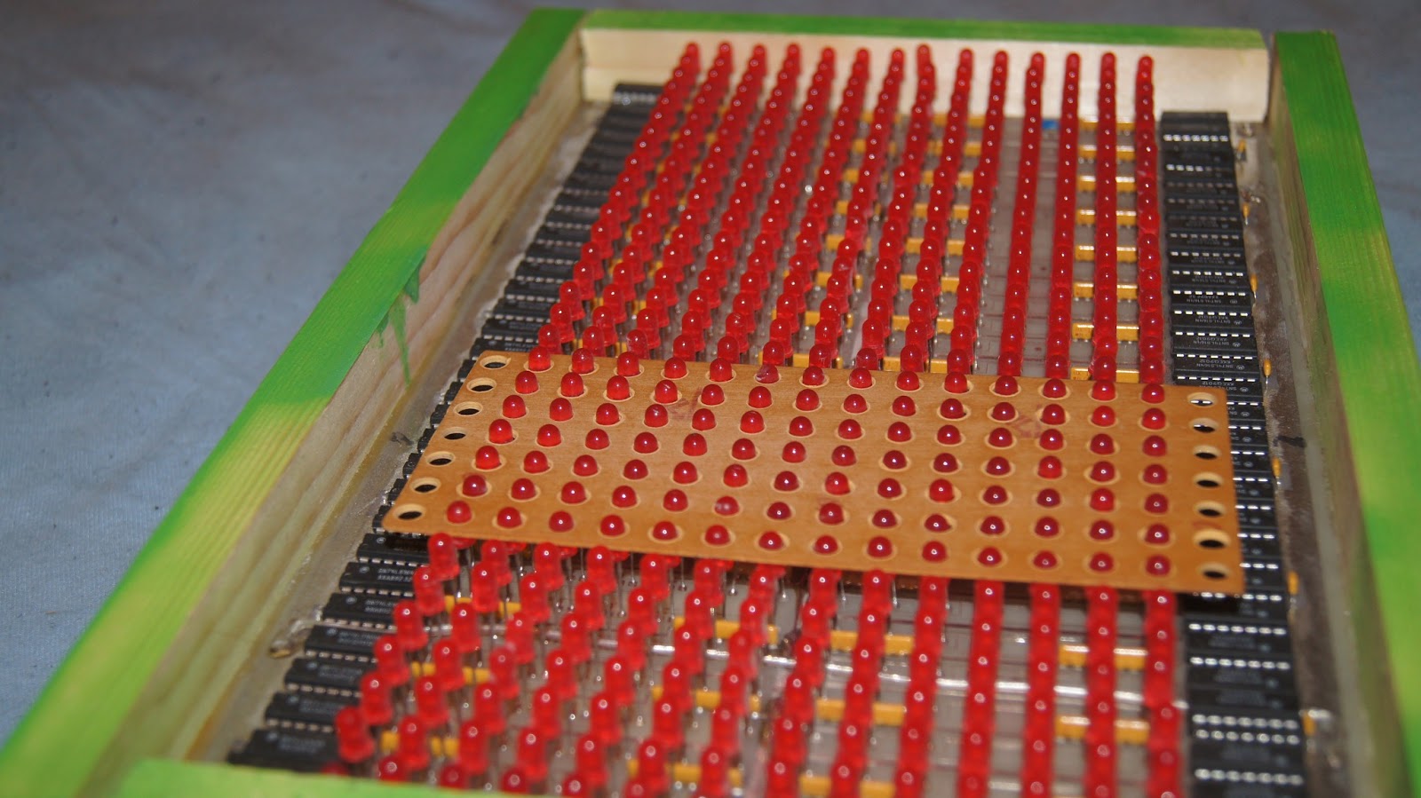 Atcnetz.de: Große LED Matrix Uhr