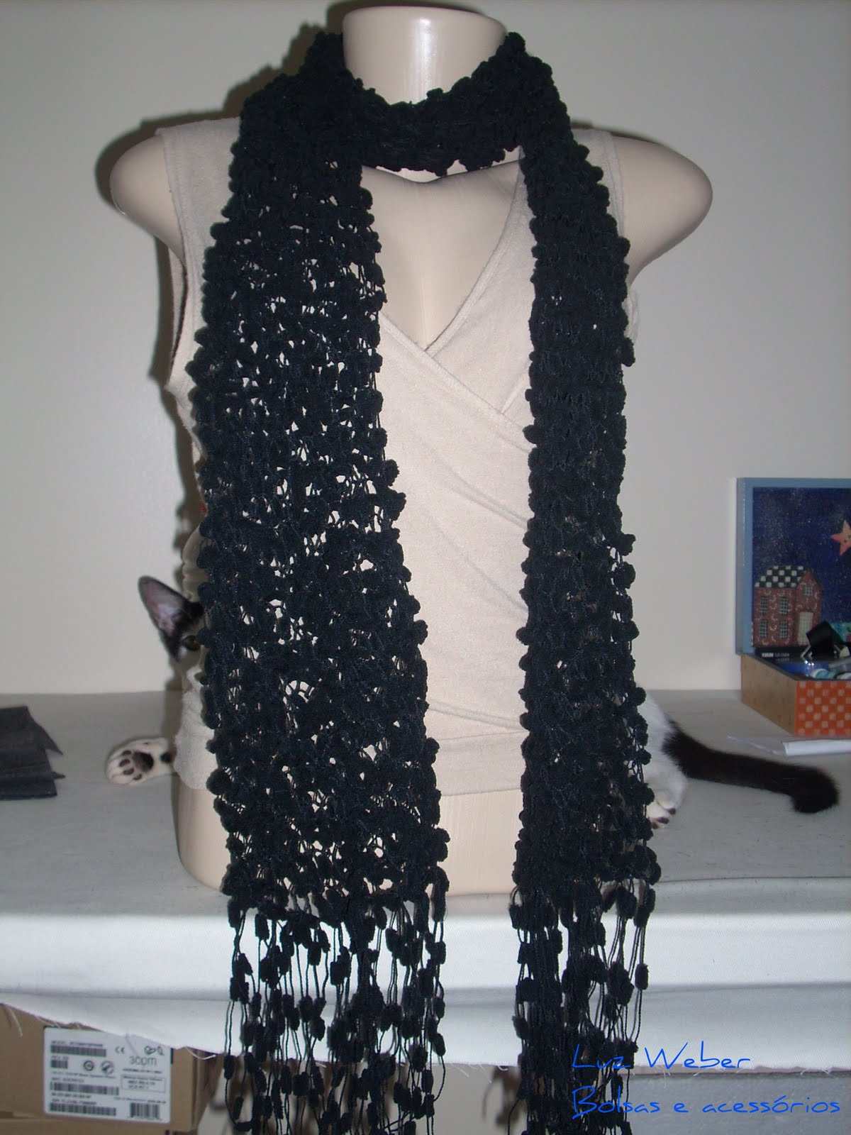 Luz Weber: Cachecol preto de lã Pompom mini