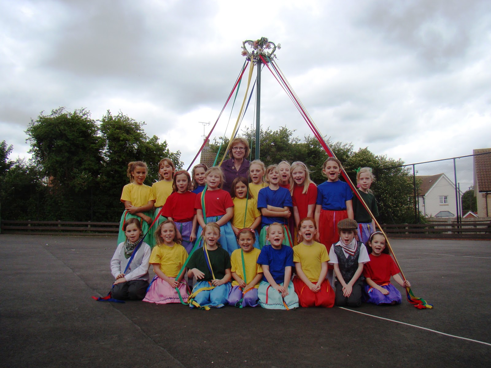 Hitcham's Blog: Maypole Team give first performance of the Summer