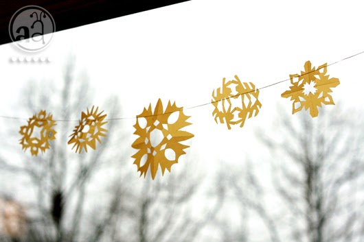 diy seasonal home decor: paper snowflakes | artsy ants