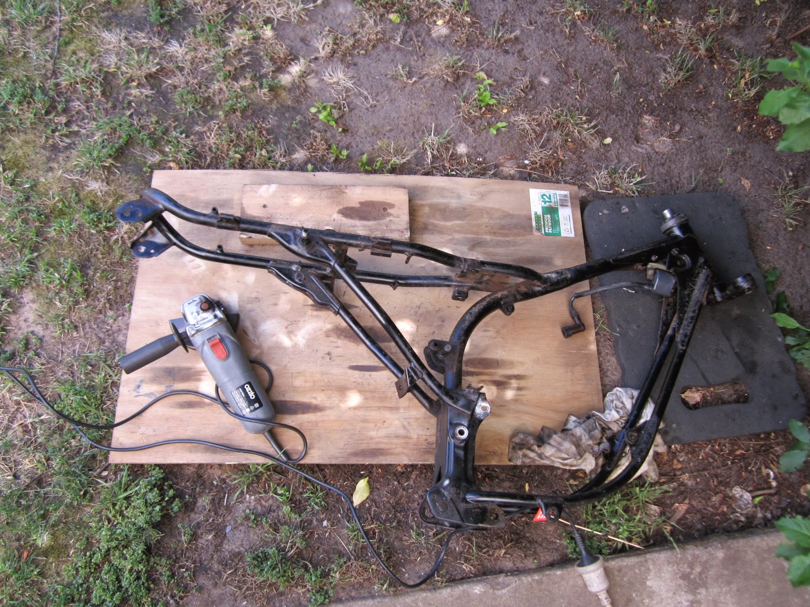 Restoration Yamaha LS3 1972: Painting frame Yamaha LS3