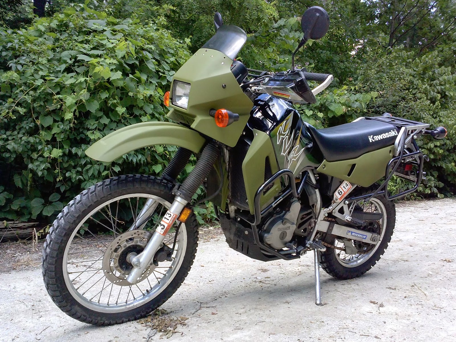 Geoff's KLR650 project: Painted the plastics (minus the tail)