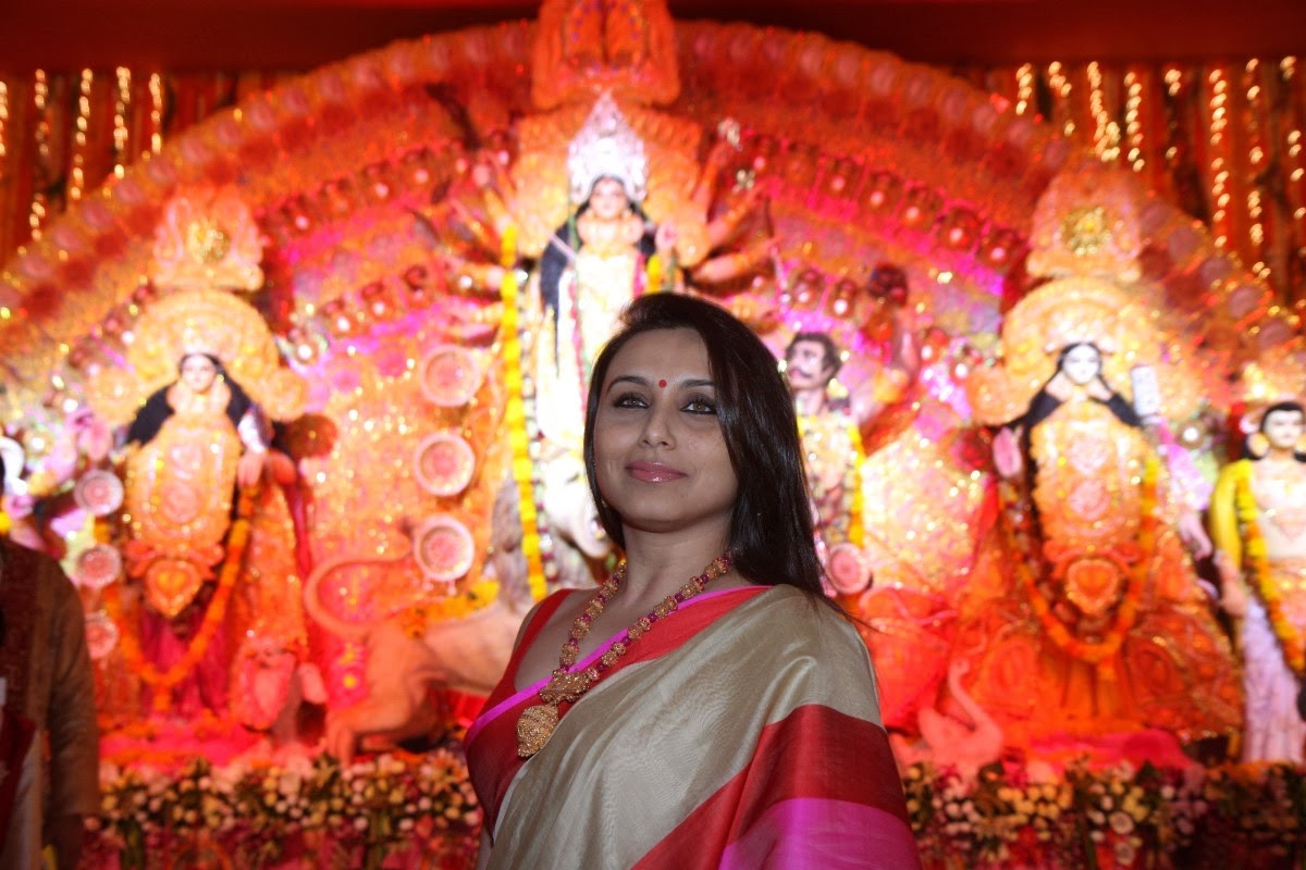 Kajol and Rani Mukherjee Celebrates Durga Puja. | Bollywood, Actresses ...