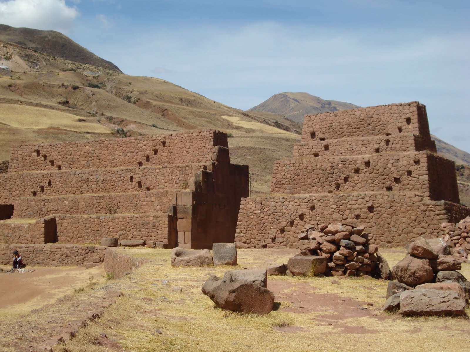 Las ruinas emblemáticas en el valle sagrado en Cusco