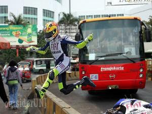 Gambar Meme Lucu Valentino Rossi Terbaru