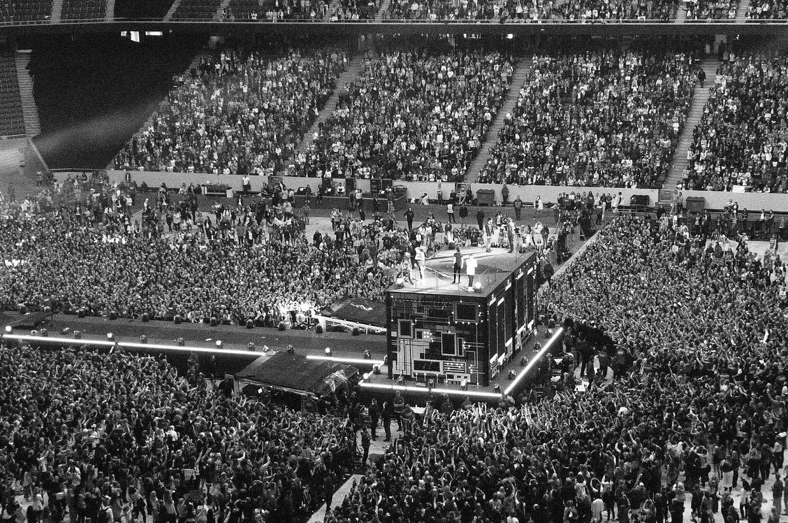 One Direction Wwa Concert Crowd