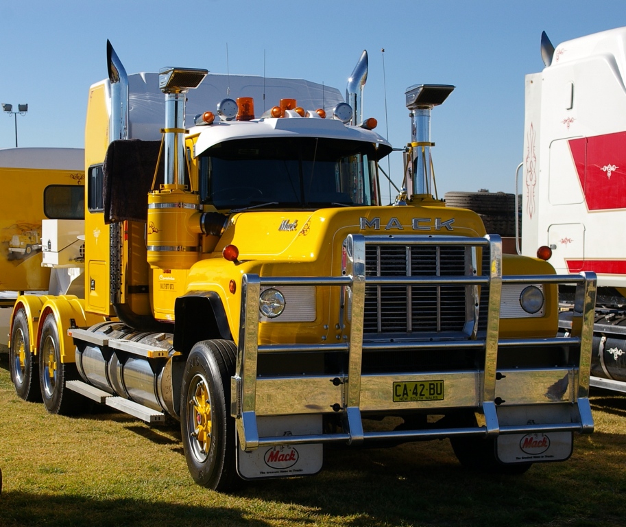 Historic Trucks: Dubbo Vintage Truck Show 2014 - Mack to White