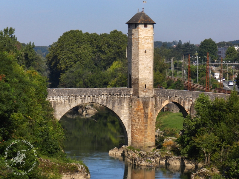 LA FRANCE MEDIEVALE: ORTHEZ (64) - Pont médiéval fortifié