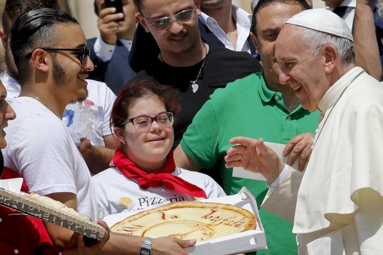 Wow Pope Francis gives Free #Pizza Party to 1,500 Poor at Vatican in ...