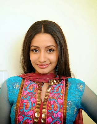 Anita Galler Candid Photoshoot HQ Pics At 'Maro Charitra' Telugu Movie ...