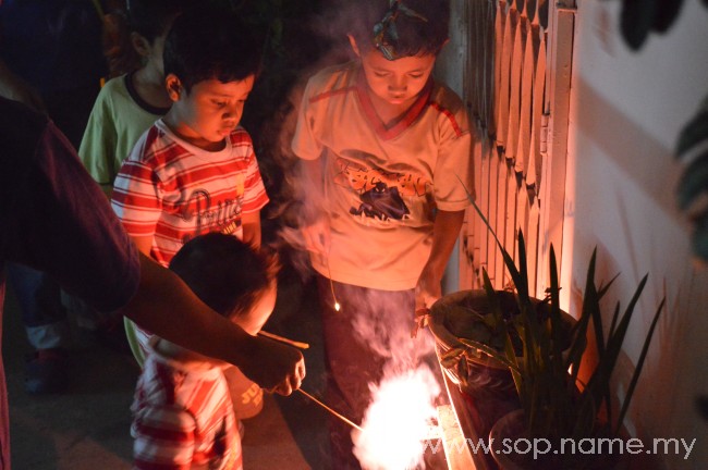Kanak-kanak dan bunga api - SOP.NAME.MY