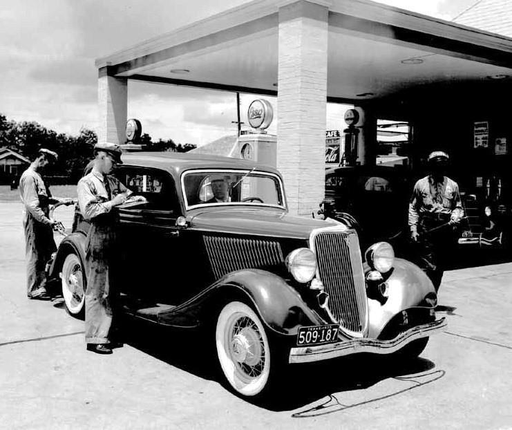 Pilotes Anciens: Admiration, Not Nostalgia (The '33 Ford Victoria)