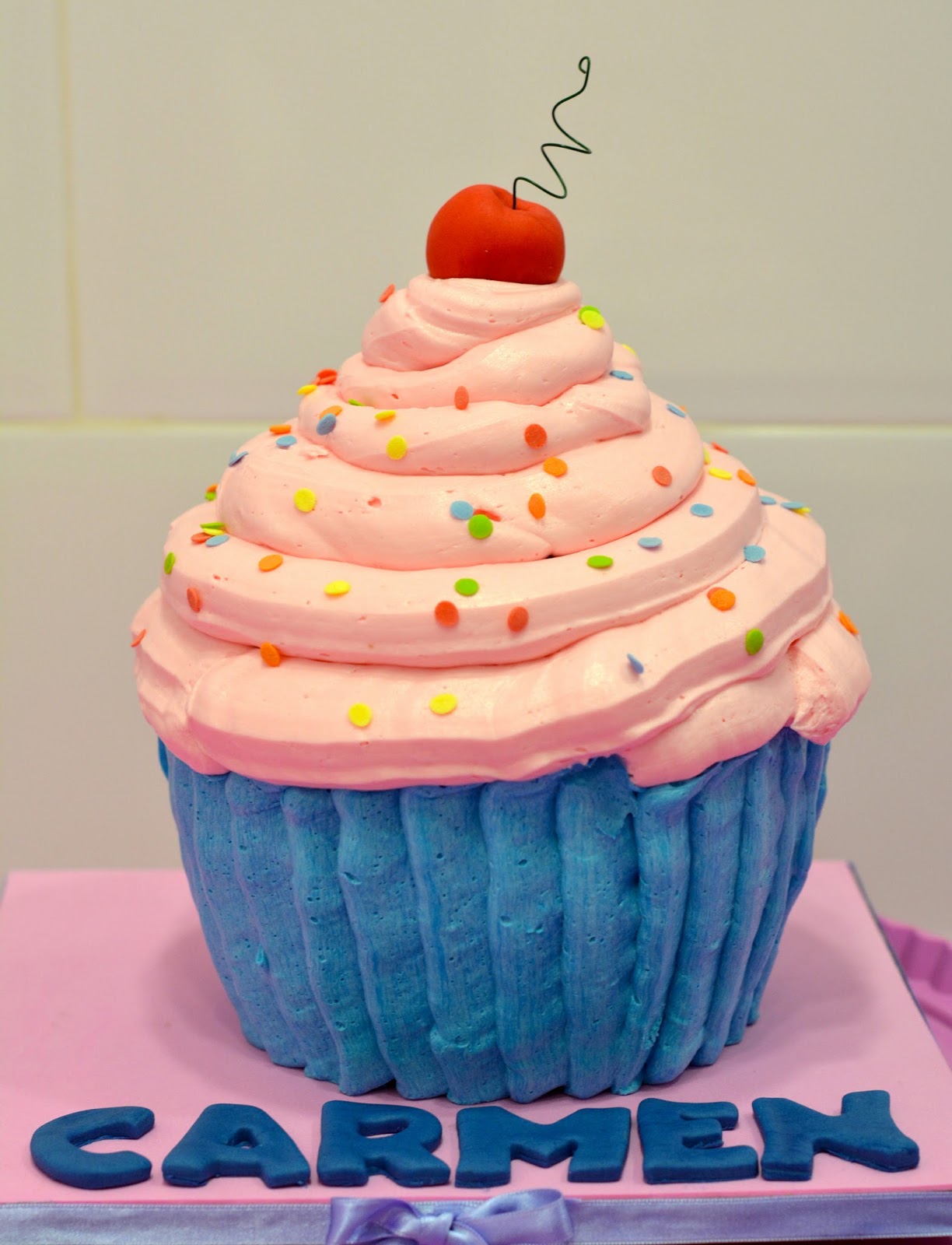 Medusa's Cakes: CUPCAKE GIGANTE