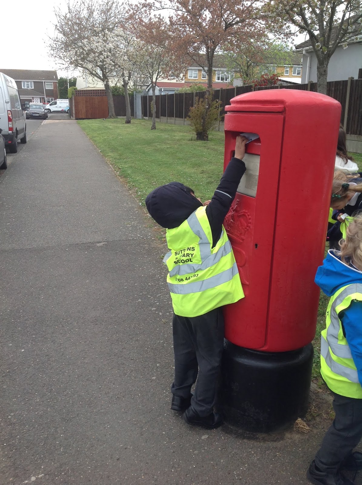 Suttons Primary School: Yellow class walk to the post box
