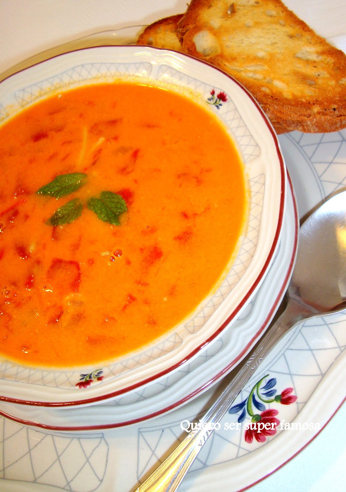 QUIERO SER SÚPER FAMOSA: Sopa árabe de tomate y yerbabuena