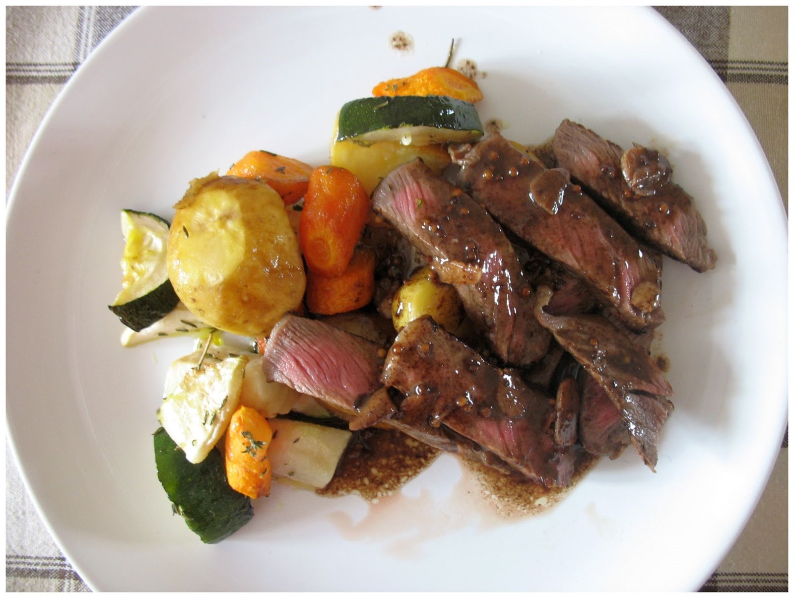 A na obrusik w kratkę serwuję dziś ...: ... balsamiczny stek z rostbefu ...