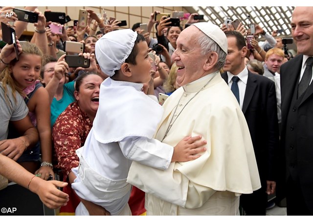 Wow #PopeFrancis meets a Young Mini - Pope at the General Audience at ...