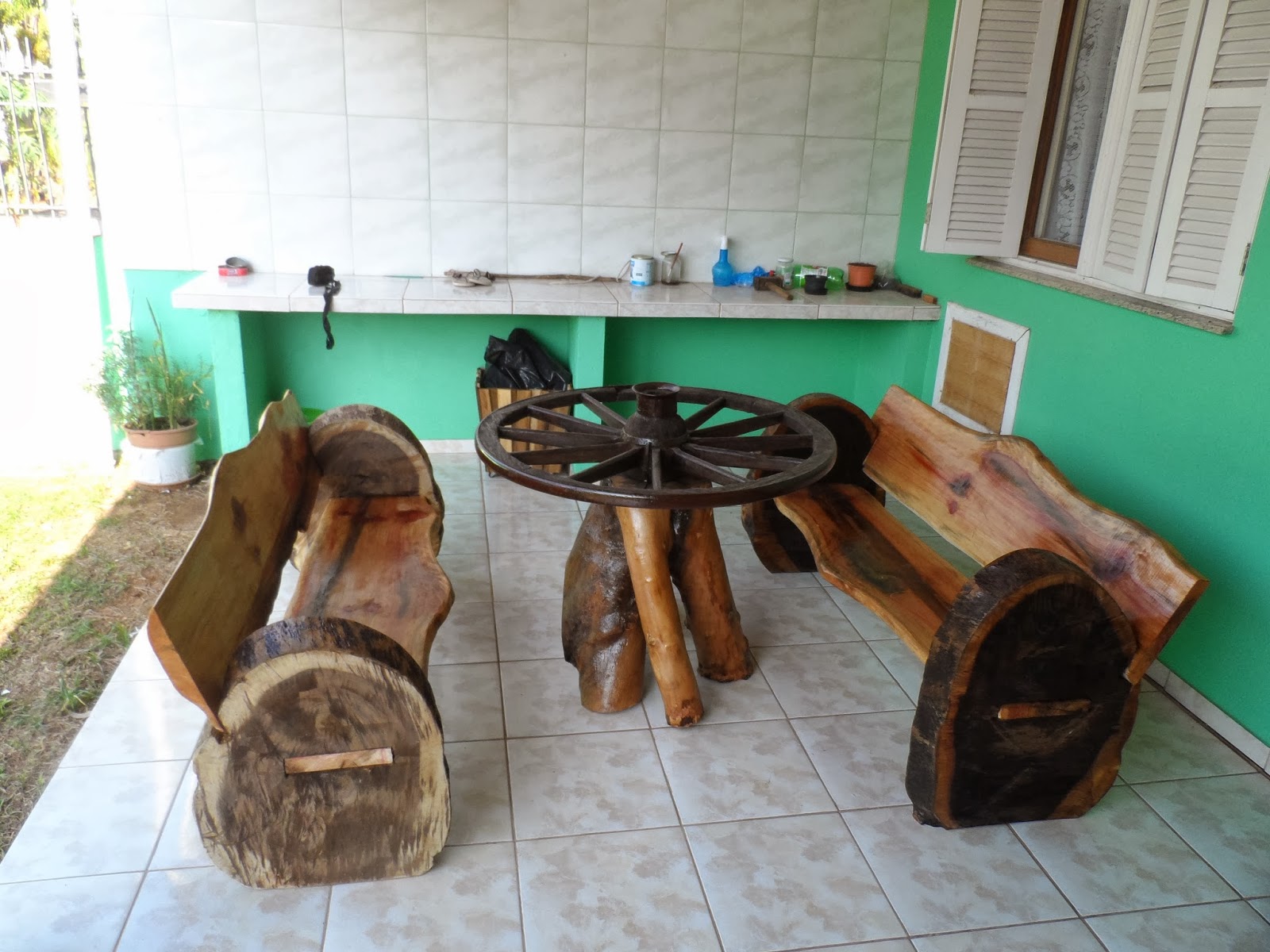 KAB Móveis Rústicos em Madeira: Bancos e mesa em madeira rústicos