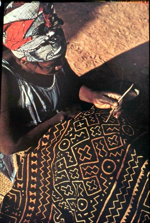 "S" obéit et "R" agit: Bogolan