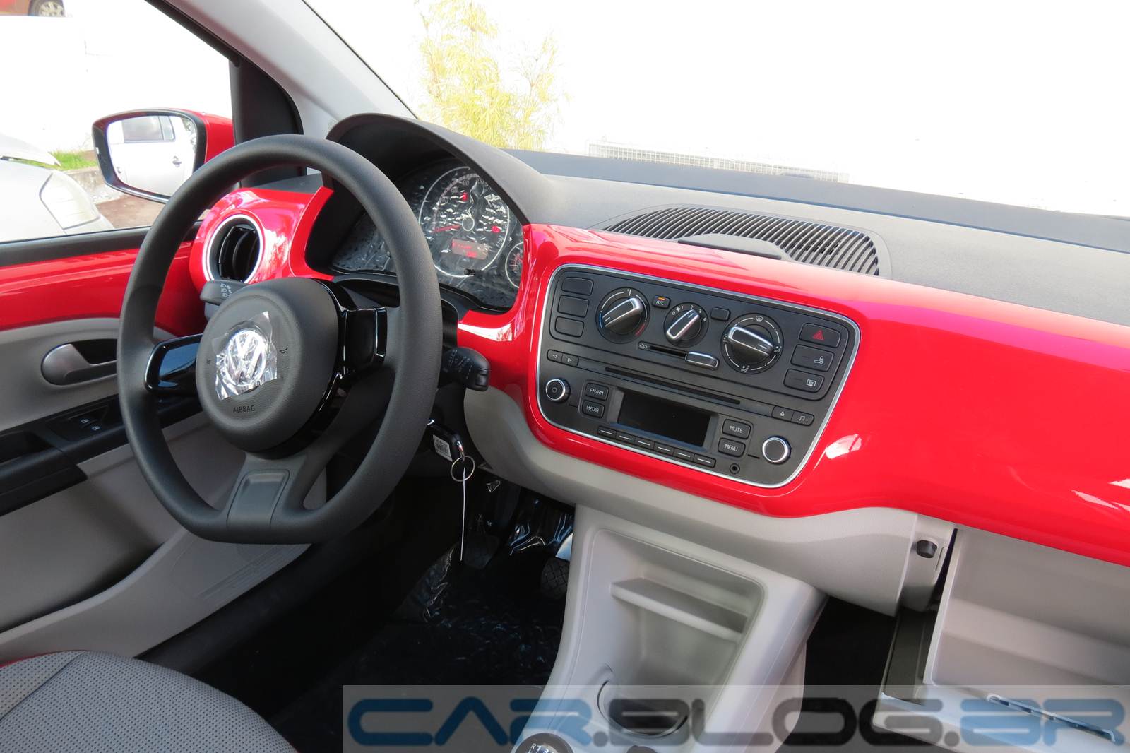 Volkswagen up! - detalhes do interior em fotos e vídeo
