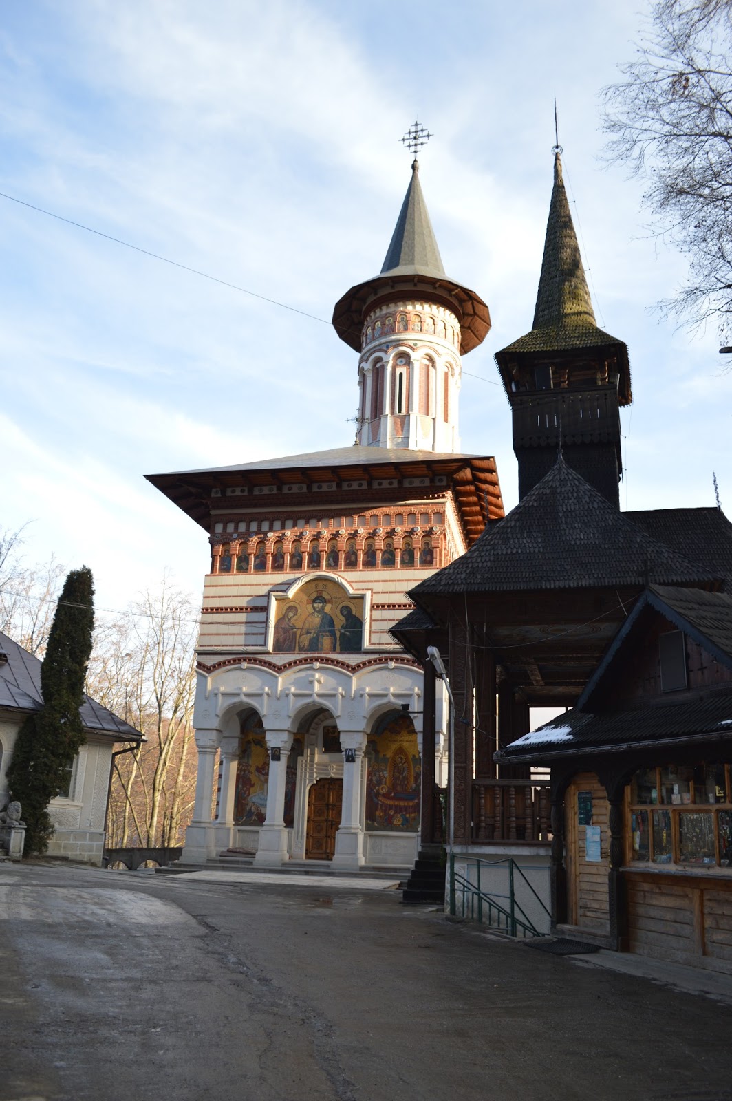 Dar!: Manastirea Rohia - catafalcul Arhim. Serafim Man...!