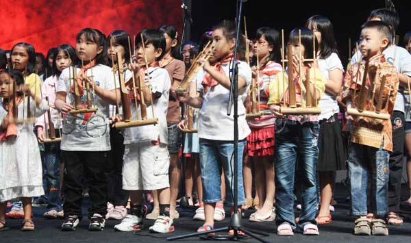 Ninequadrat: Rekor Indonesia 9000 Orang Bermain Angklung