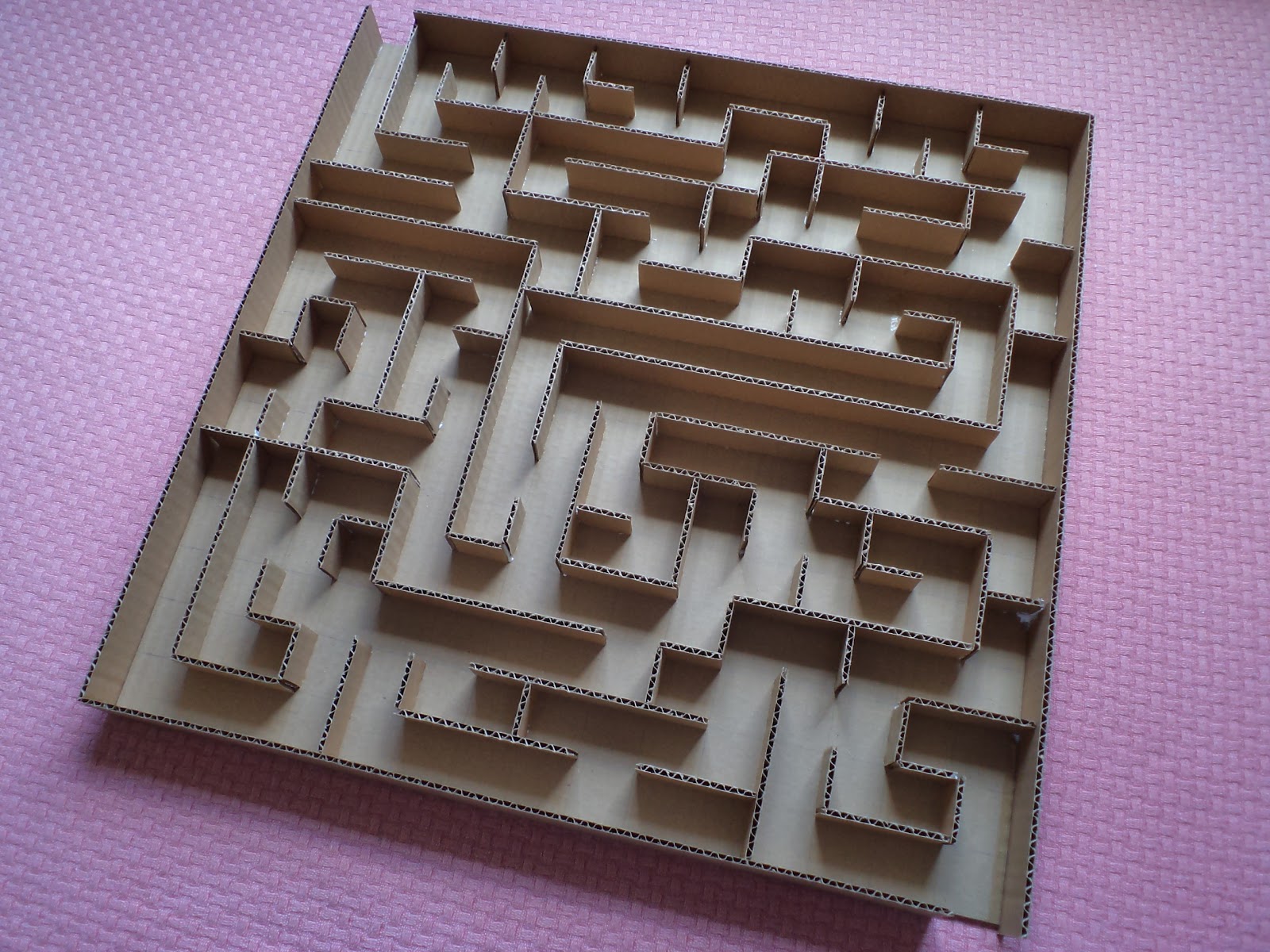 Clube do Tabuleiro de Campinas: Labirinto feito de Papelão