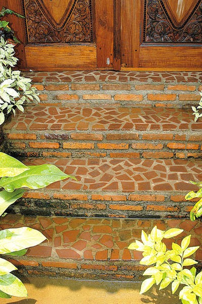 Pemanfaatan sisa pecahan genteng pada rumah tinggal ~ Jasa membangun rumah