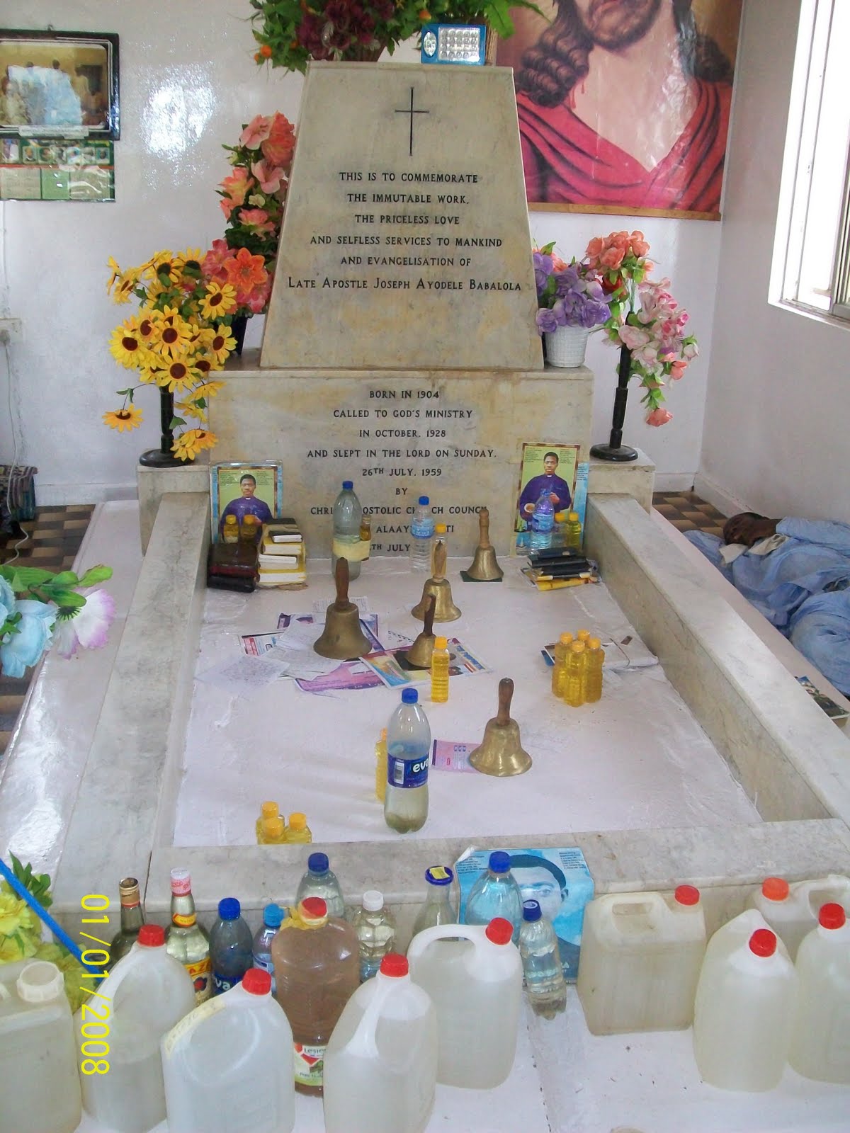 Taiwo's World: A visit to Babalola's mausoleum